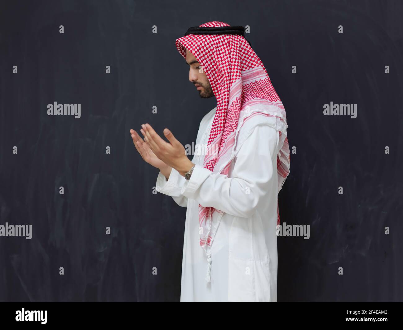 Arab man in traditional clothes praying to God or making dua Stock ...