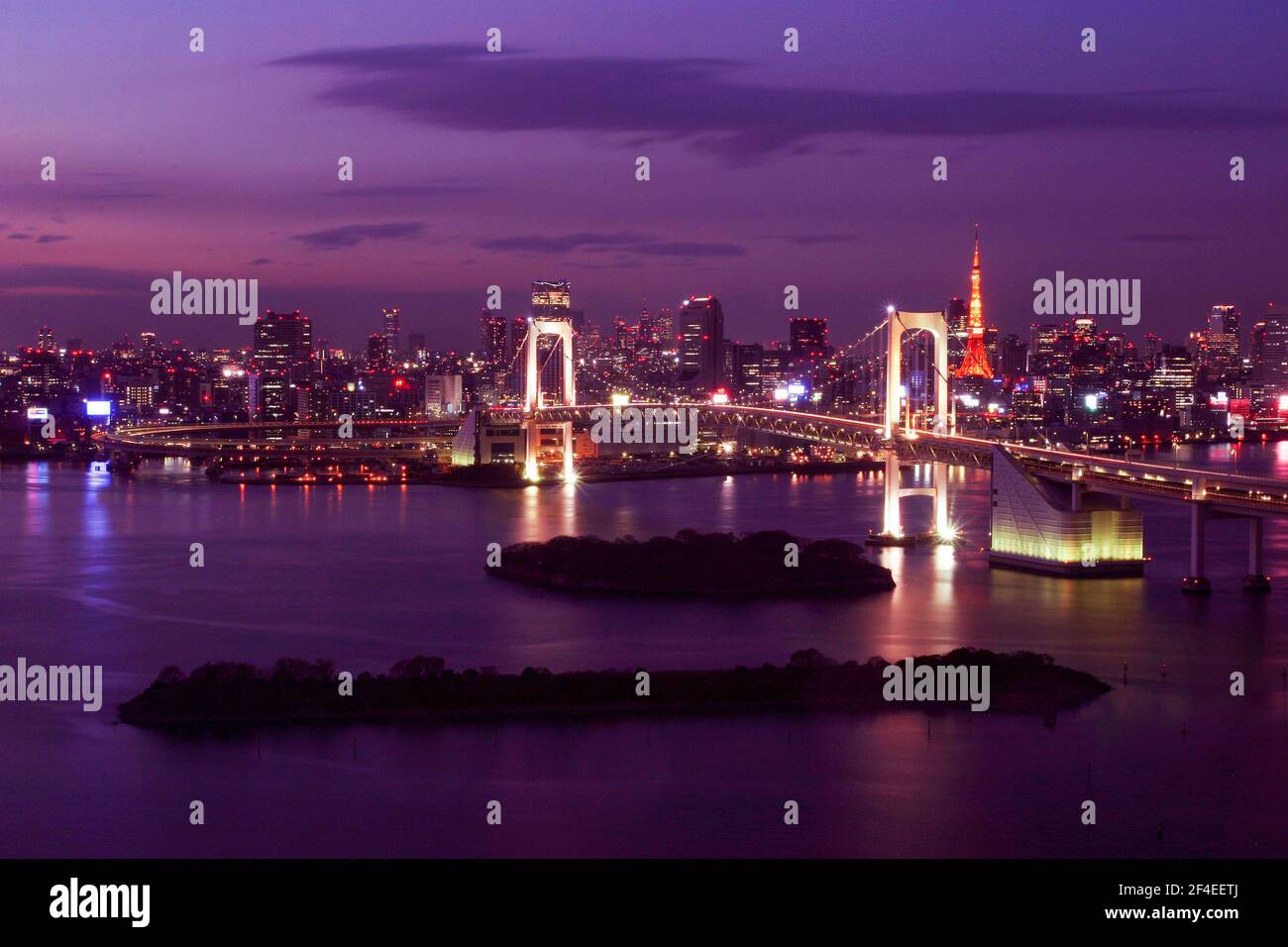 The Rainbow Bridge, built in 1993, is suspended over Tokyo Bay Stock ...