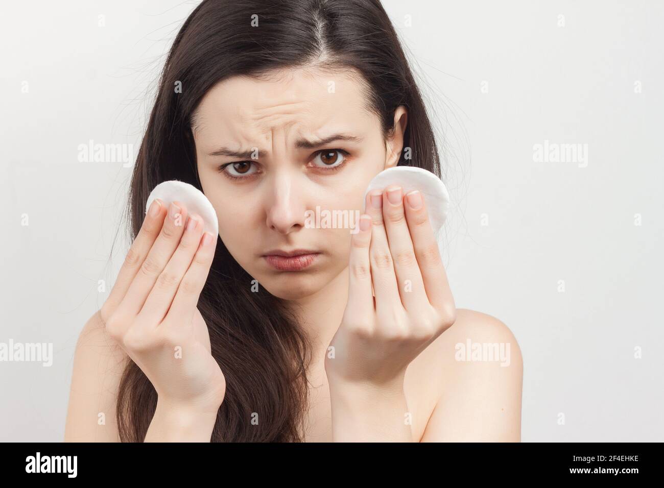 brunette with bare shoulders hygiene clean skin Stock Photo - Alamy
