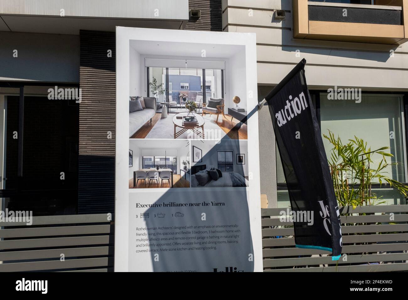 Australian house auction sign hi-res stock photography and images - Alamy