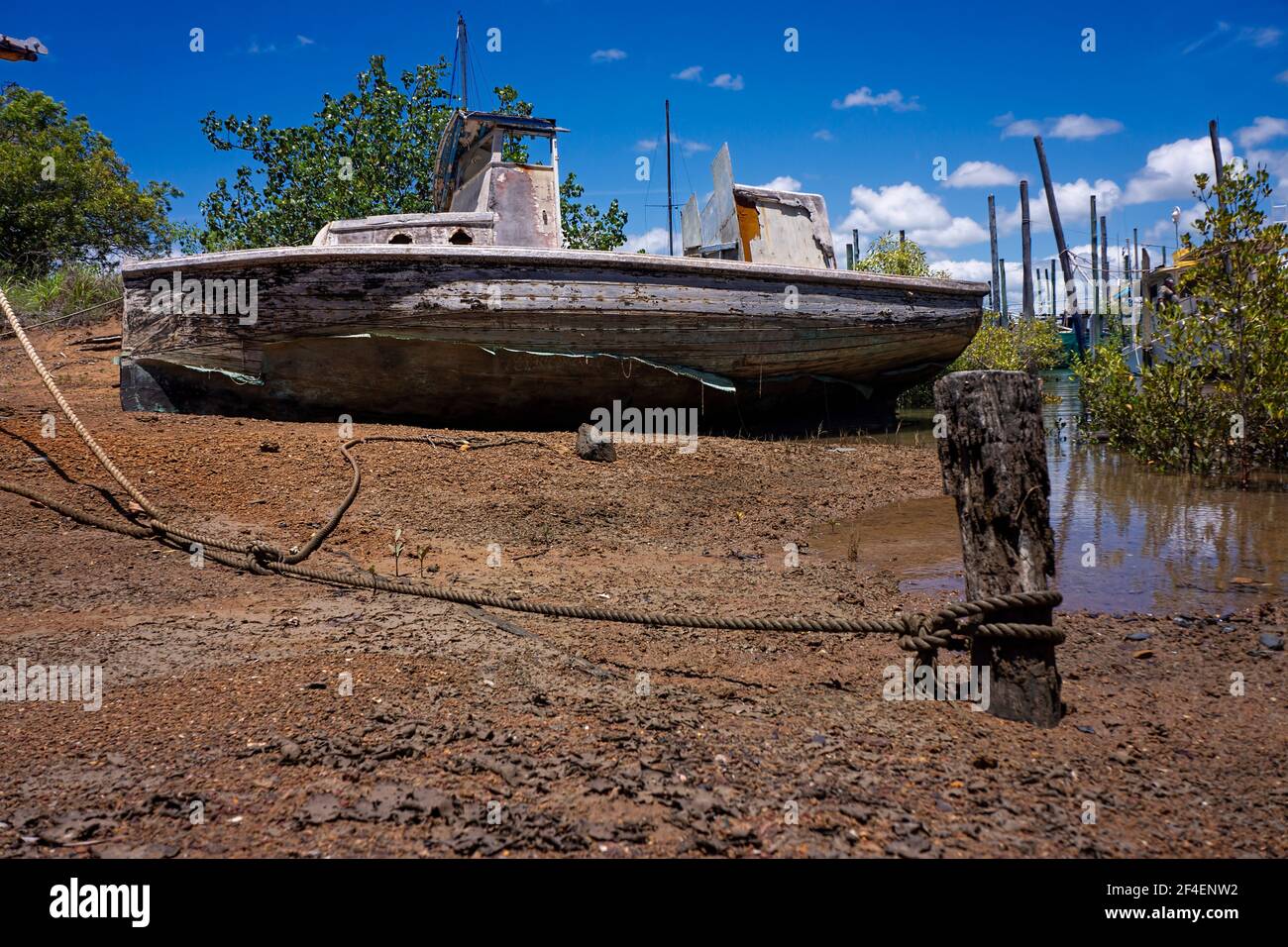 Abandoned old wooden boats rotting hi-res stock photography and images ...