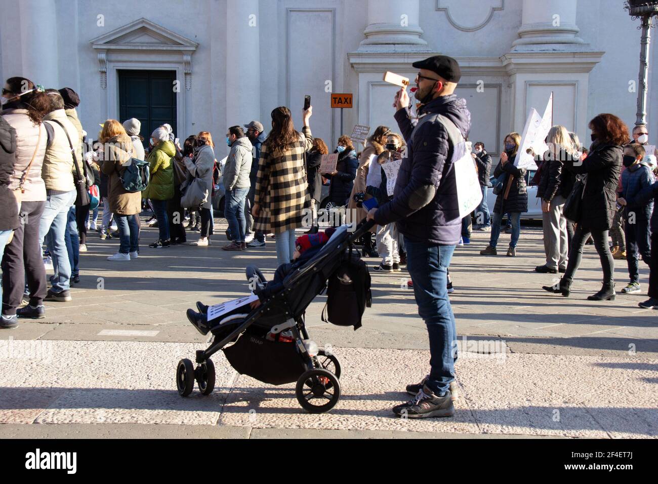 Bassano Del Grappa, Italia. 20th Mar, 2021. Flash Mob riapriAMO le ...