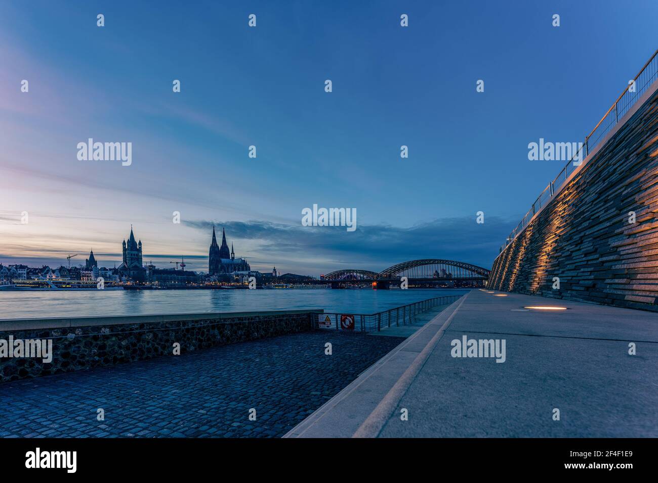 Rhine promenade in Cologne with a view of Cologne Cathedral at the blue ...