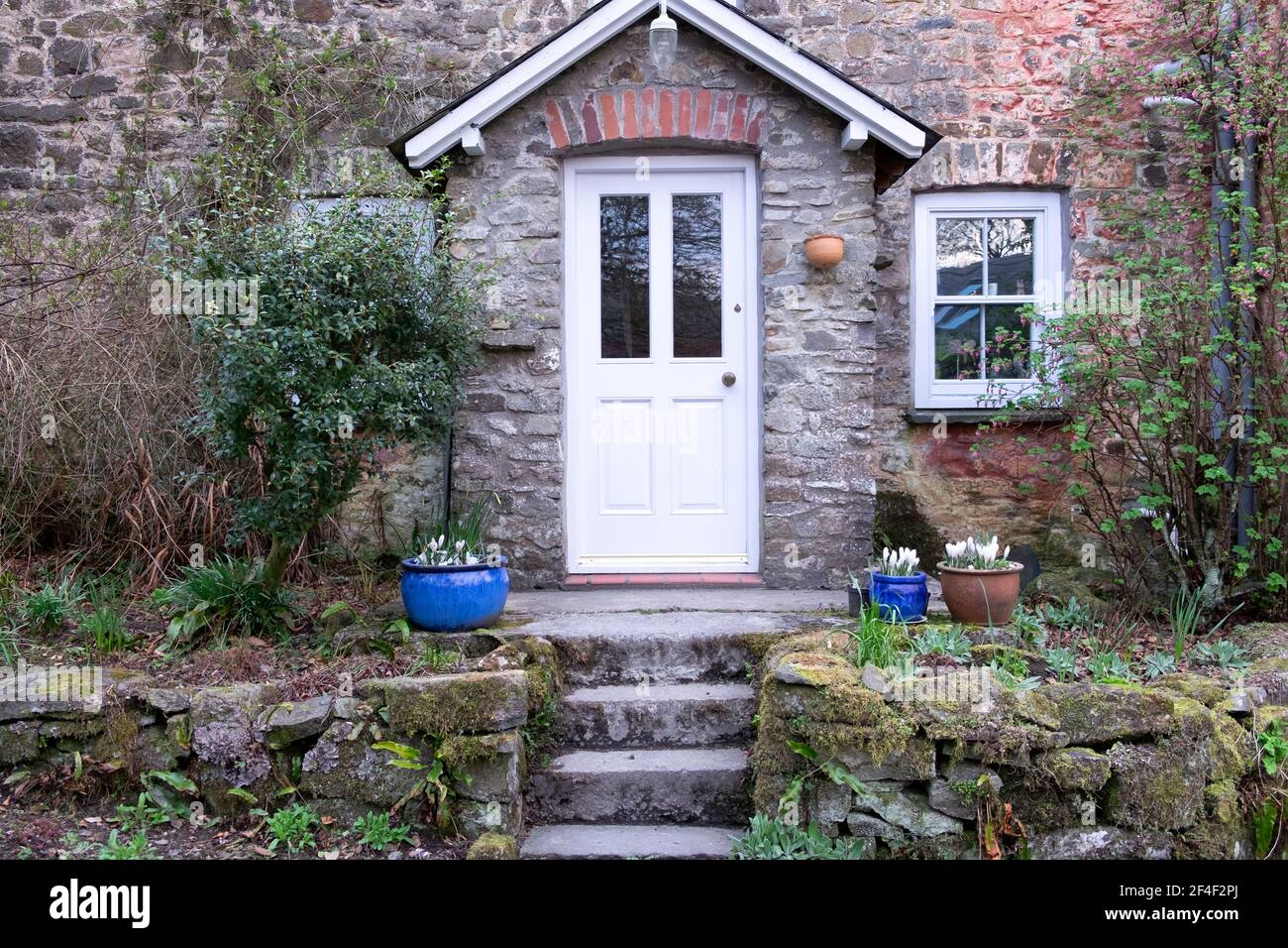 Stone house cottage garden hi-res stock photography and images - Alamy