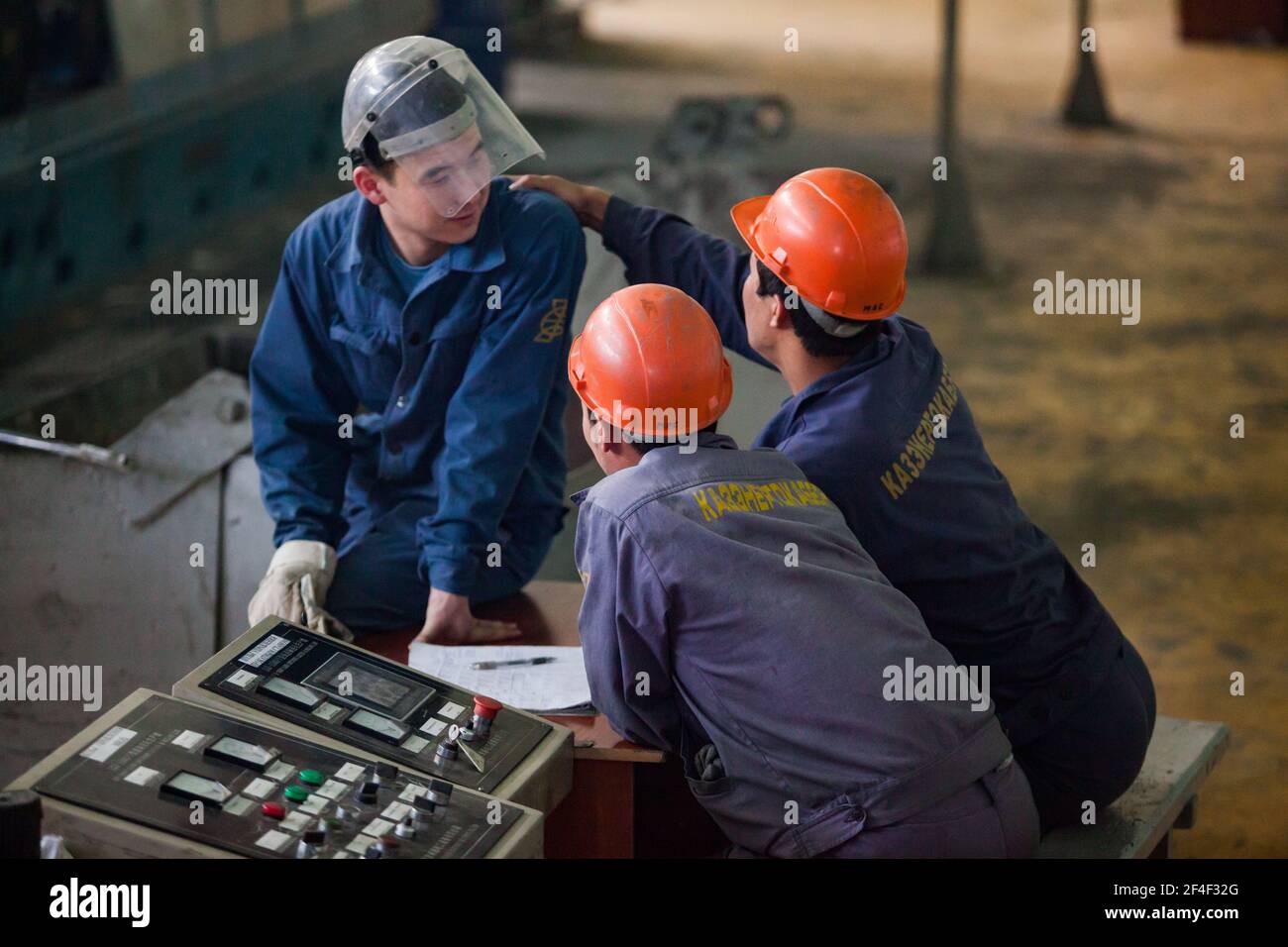 Wire factory workers hi-res stock photography and images - Alamy