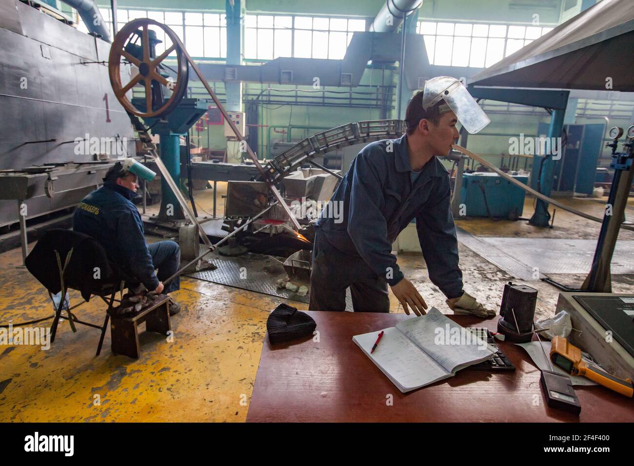 Book production machine hi-res stock photography and images - Alamy