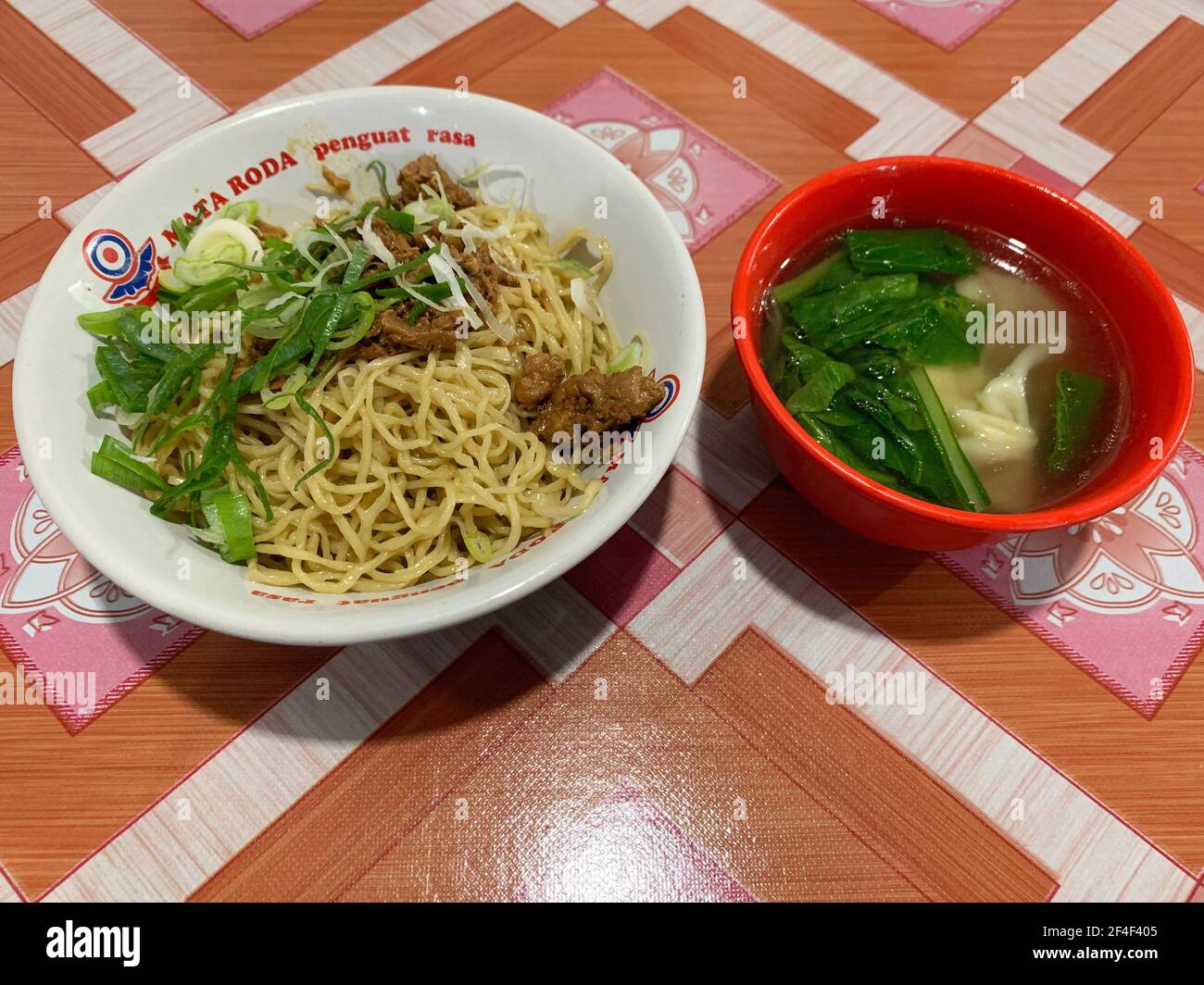 Mi or mie ayam, the popular Chinese Indonesian dish Stock Photo - Alamy