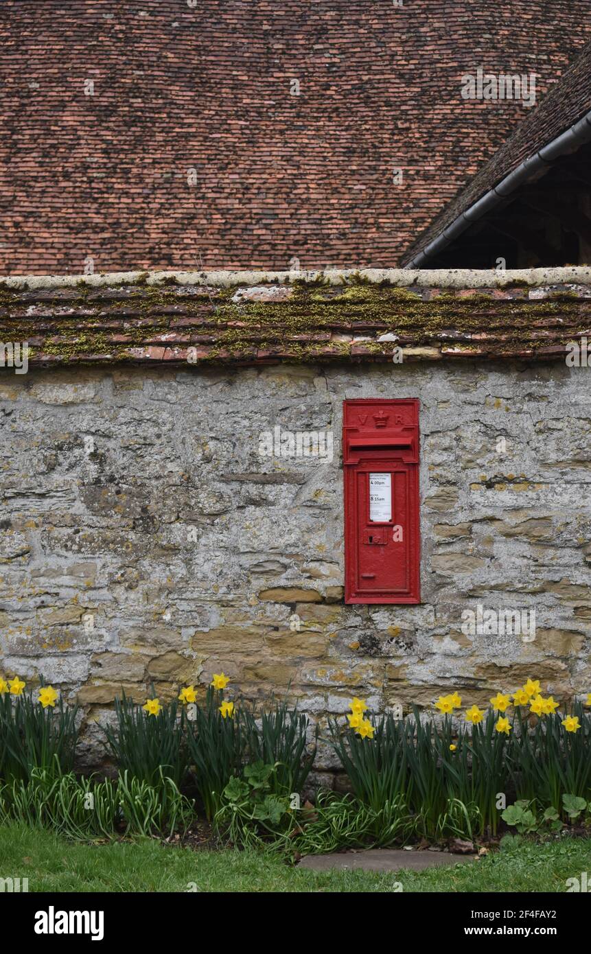 Victorian pillar box post box hi-res stock photography and images - Alamy