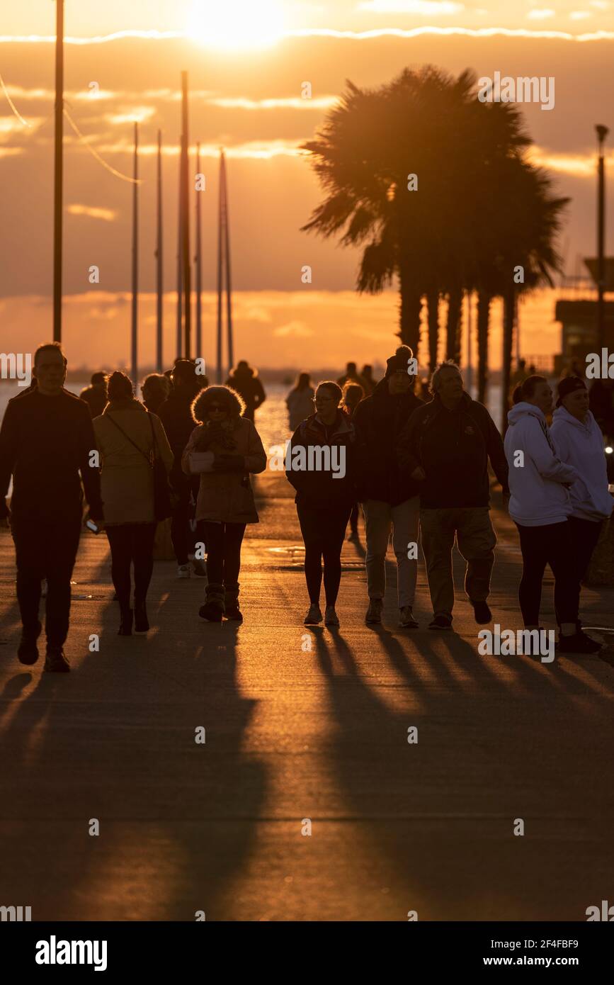 Uk sunset people walking silhouette hi-res stock photography and images ...