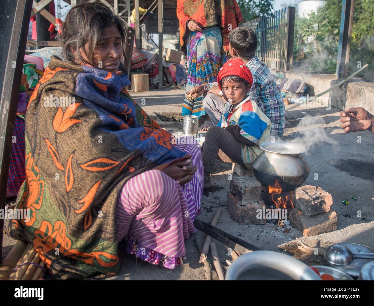 Poor indian family father mother hi-res stock photography and images ...