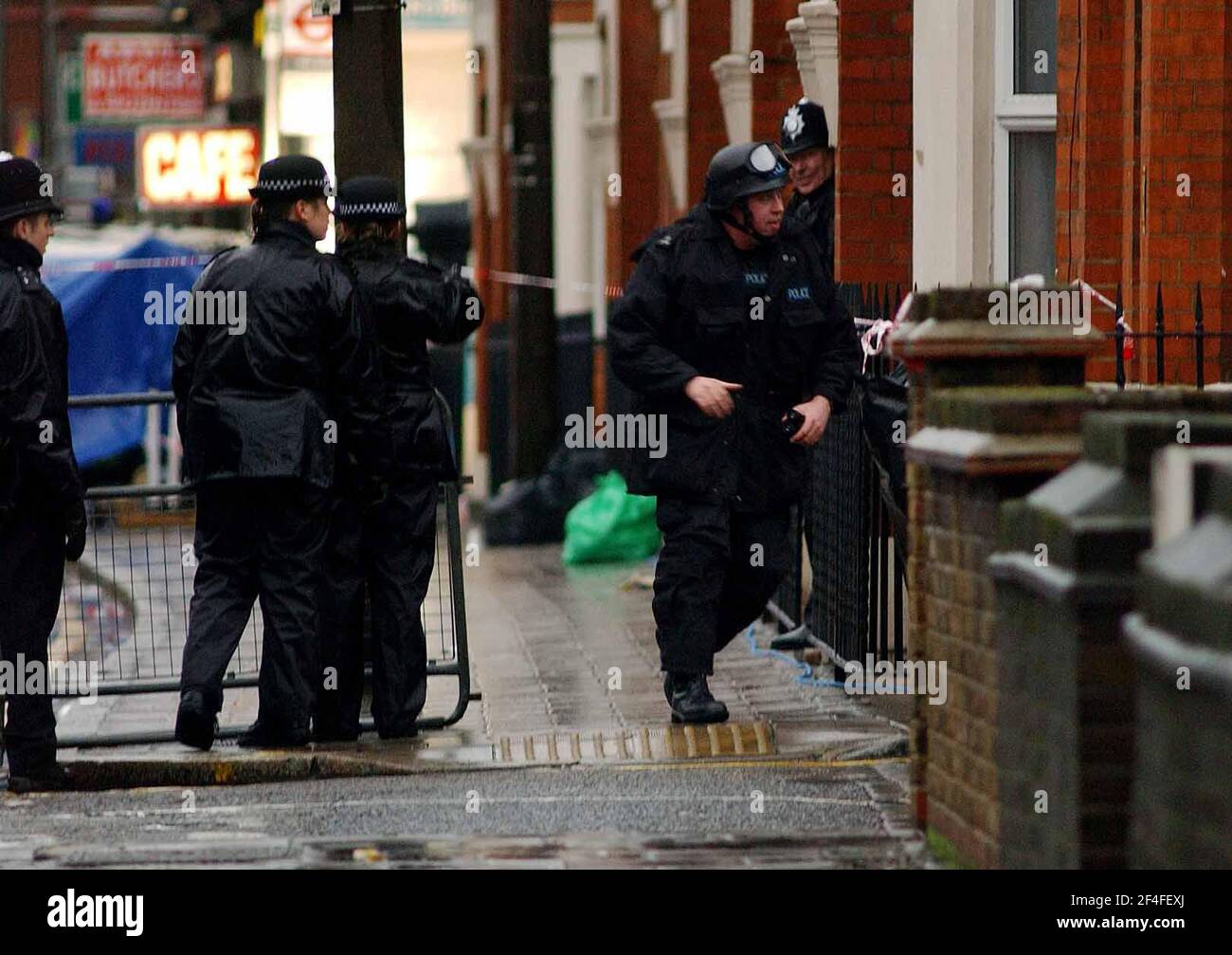POLICE AT SEIGE IN HACKNEY.1/1/03 PILSTON Stock Photo - Alamy