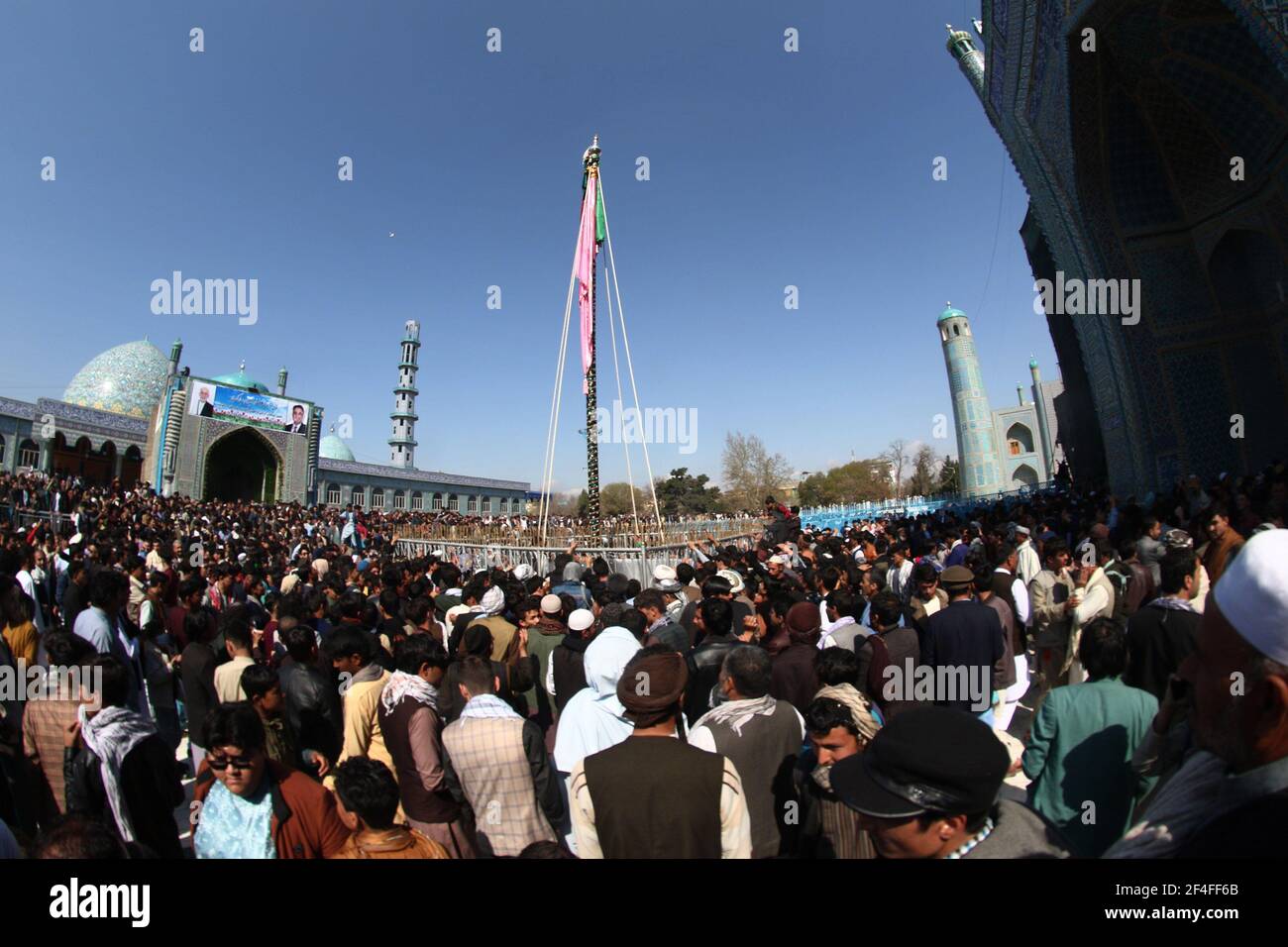 Afghanistan mazar i sharif shrine hazrat ali hi-res stock photography ...