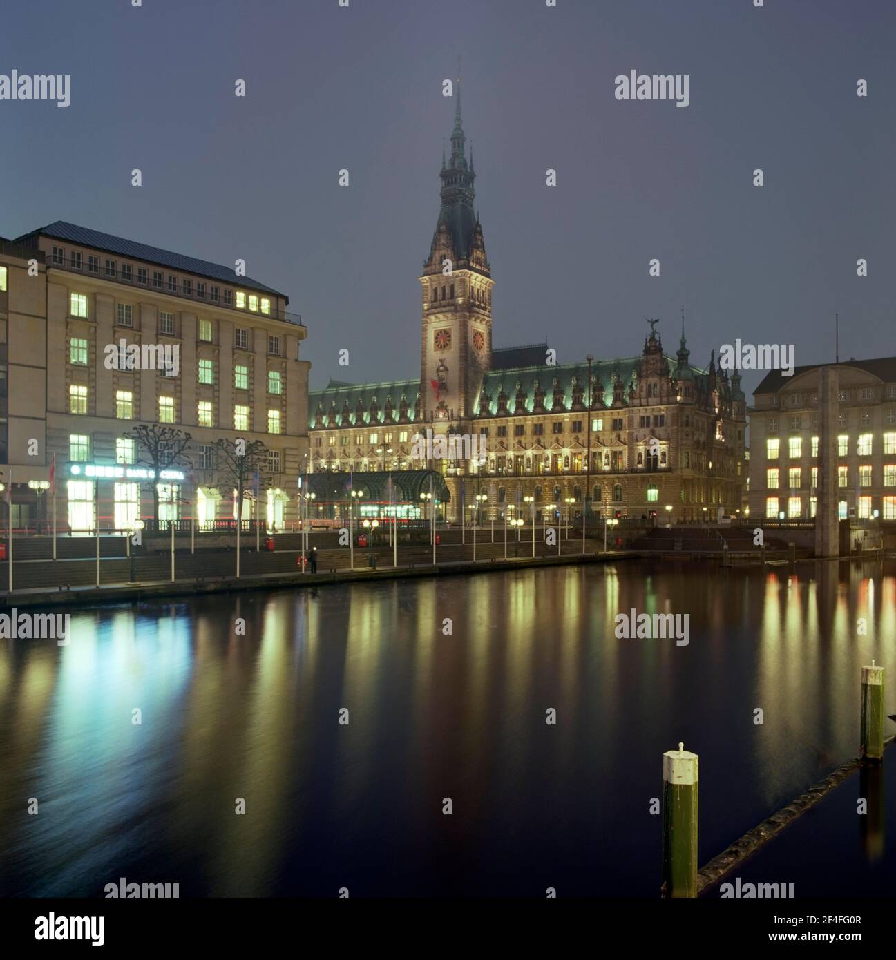 City Hall, Kleine Alster, Alsterfleet at dusk, Hamburg, Germany Stock ...