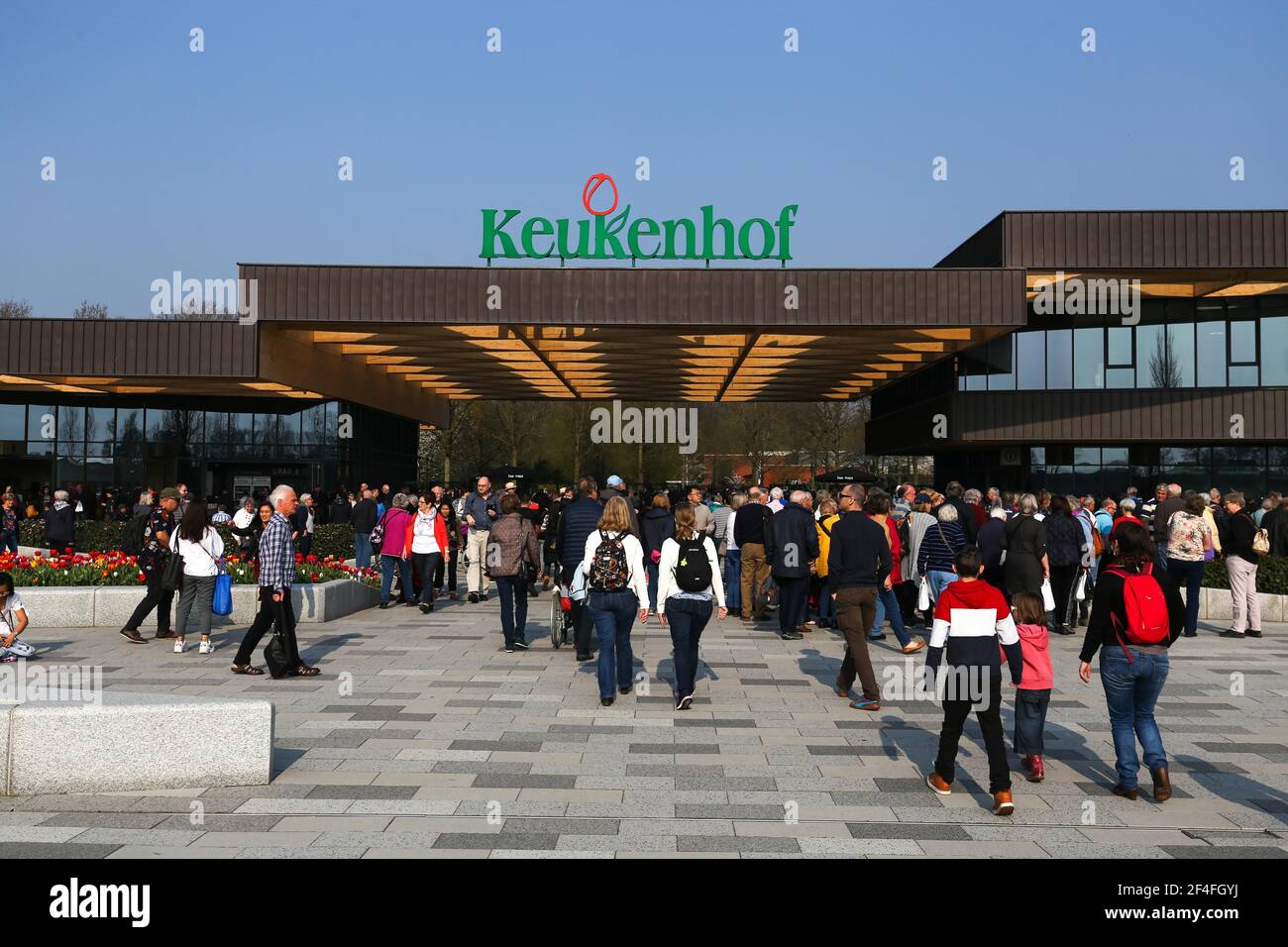 Tourists at the entrance to the gardens of Keukenhof, Amsterdam ...