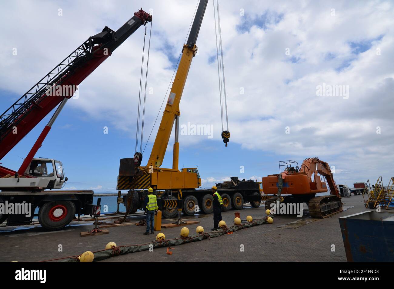 Cargo hatch covers hi-res stock photography and images - Alamy
