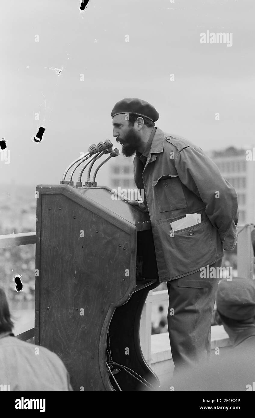 Fidel castro speaking hi-res stock photography and images - Alamy