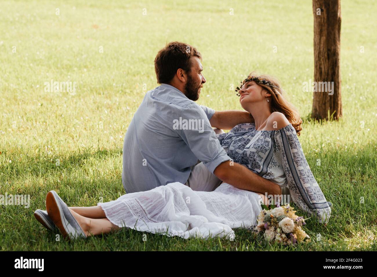 Eclectic rustic wedding couple. Intimate ceremony at backyard Stock ...