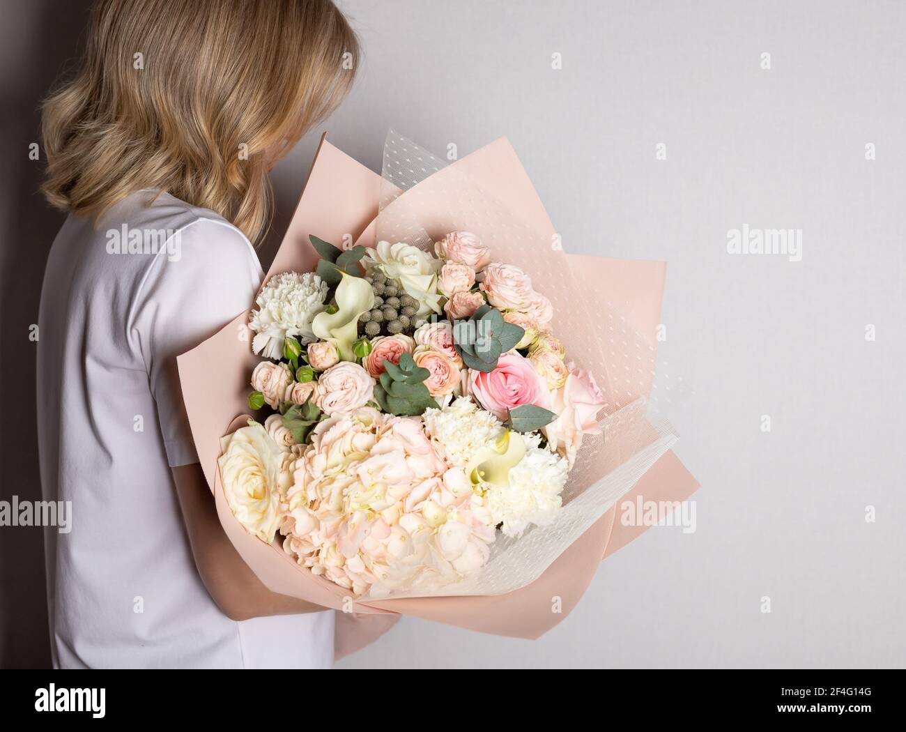 Woman Holding Pink Roses High Resolution Stock Photography and Images ...