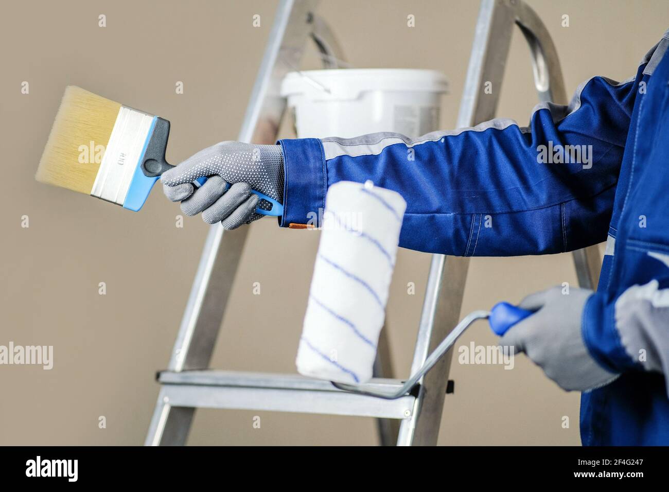 The plaster painter is ready to paint the wall. In the hands of a ...