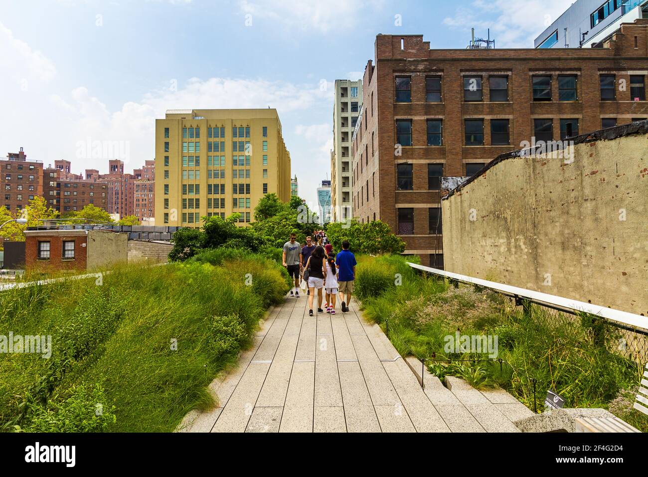 Walking the high line nyc hi-res stock photography and images - Alamy