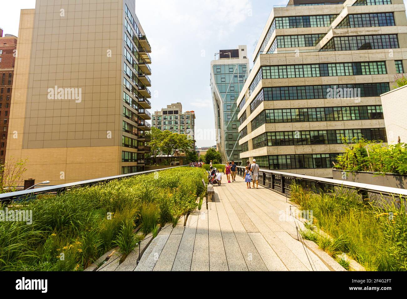 Walking high line nyc hi-res stock photography and images - Alamy