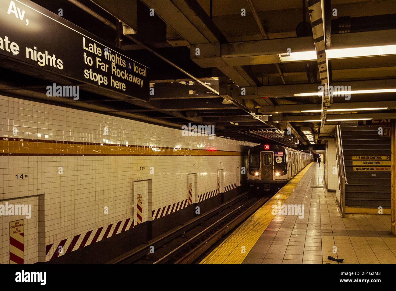 Platform 8 sign hi-res stock photography and images - Alamy
