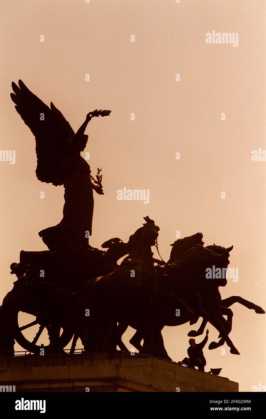 War statue hi-res stock photography and images - Alamy