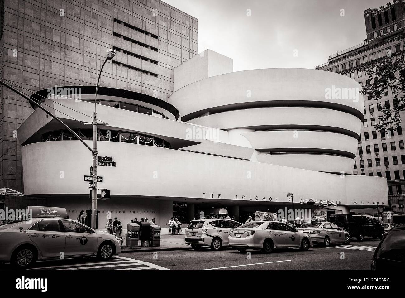 Black and white image of the Guggenheim Museum and the cabs waiting ...