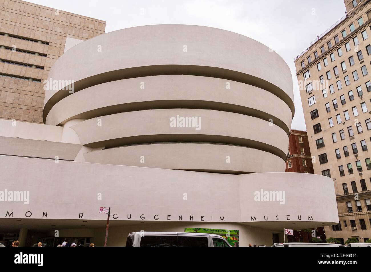 Guggenheim museum new york exterior hi-res stock photography and images ...