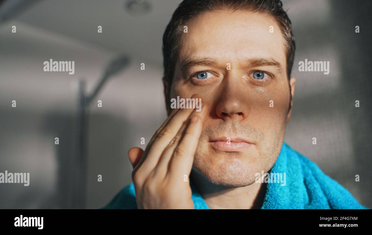 Applying cream on face hi-res stock photography and images - Alamy