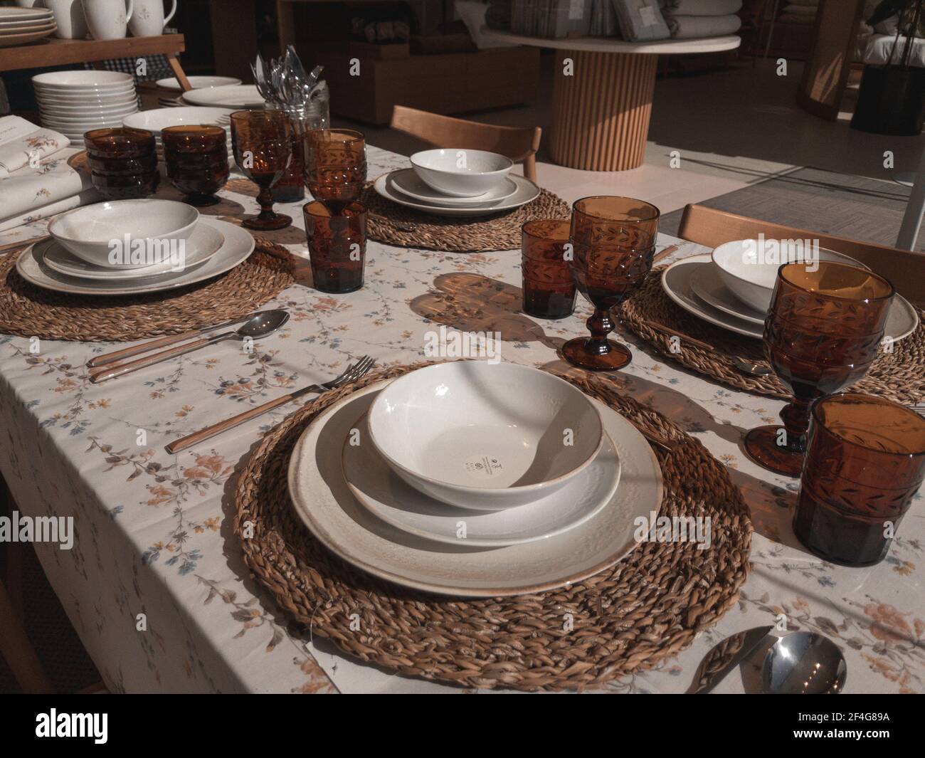 White ceramic plates hi-res stock photography and images - Alamy