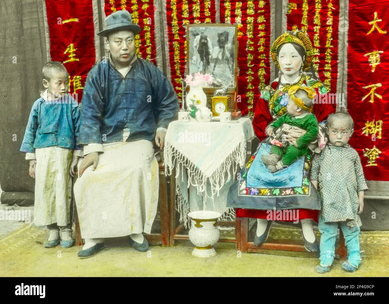 Vintage chinese family hi-res stock photography and images - Alamy
