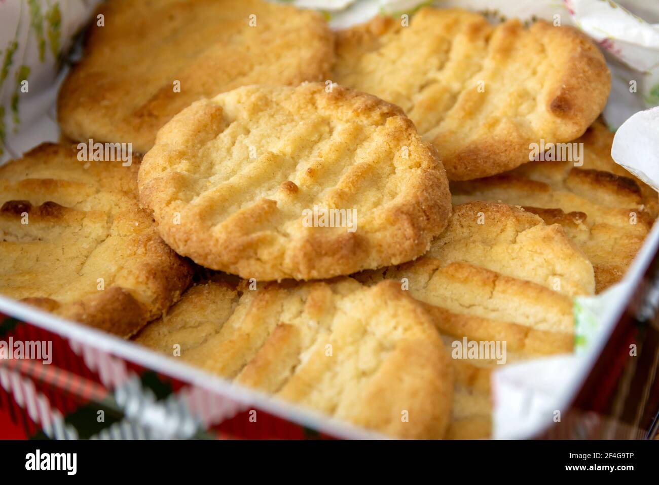 Home-made Biscuits/Cookies in a Tartan Biscuit Tin Stock Photo - Alamy