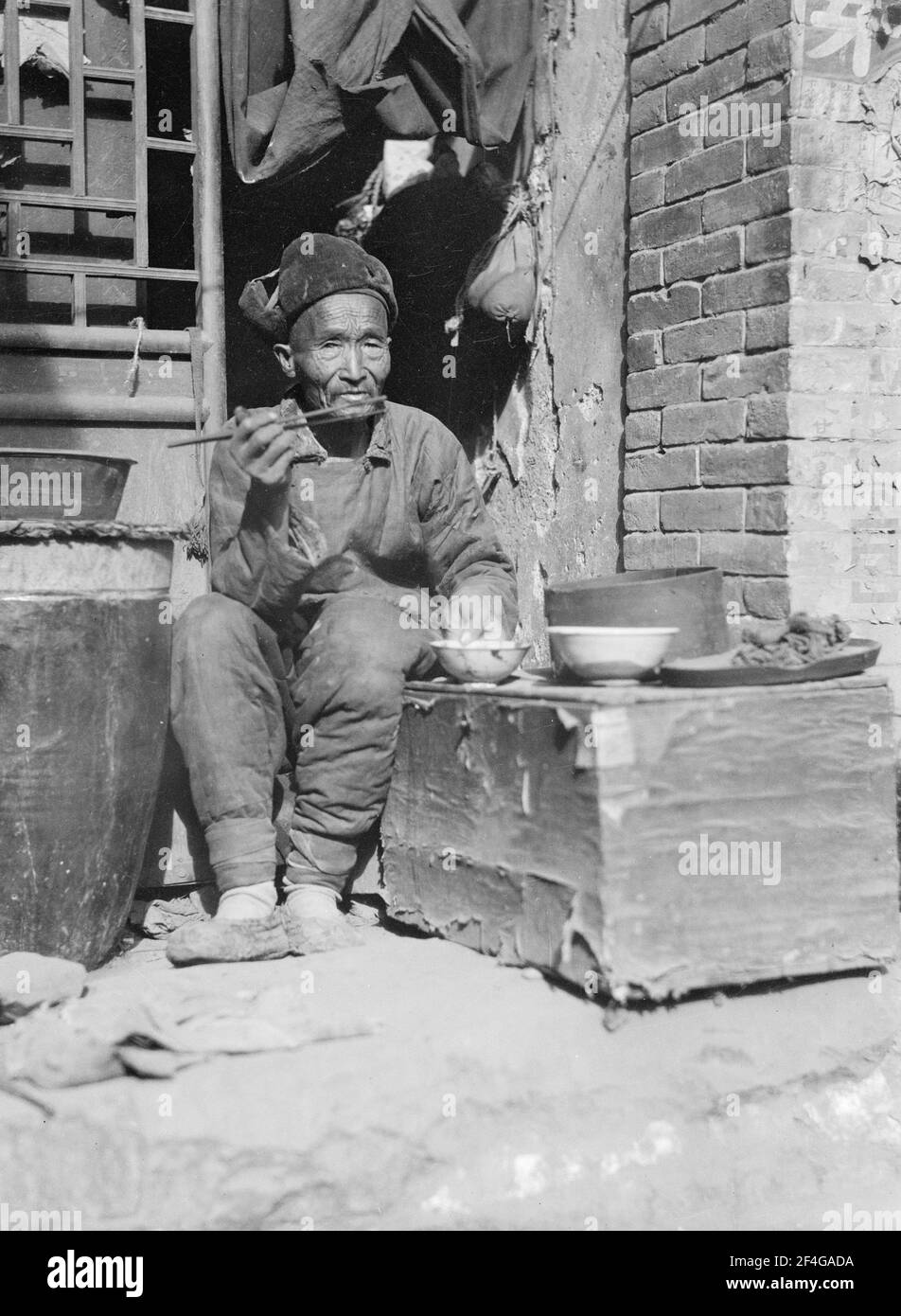 1900s man eating hi-res stock photography and images - Alamy