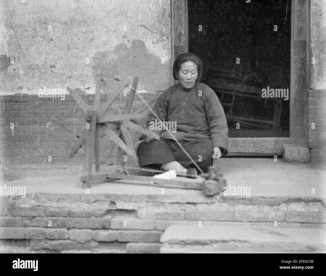 Woman china historical hi-res stock photography and images - Alamy