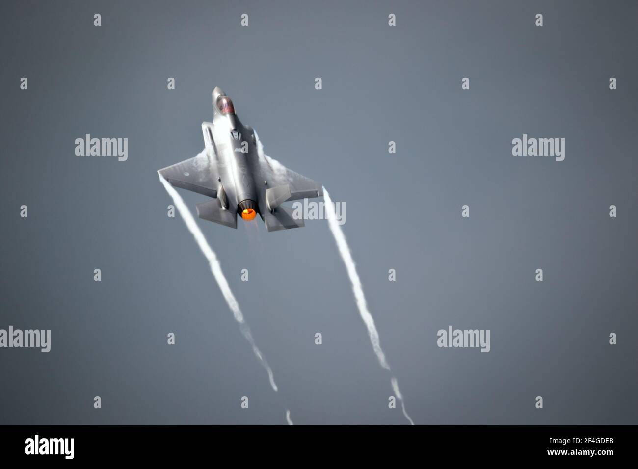 Lockheed Martin F-35 Lightning II stealth fighter jet steep afterbunrer ...