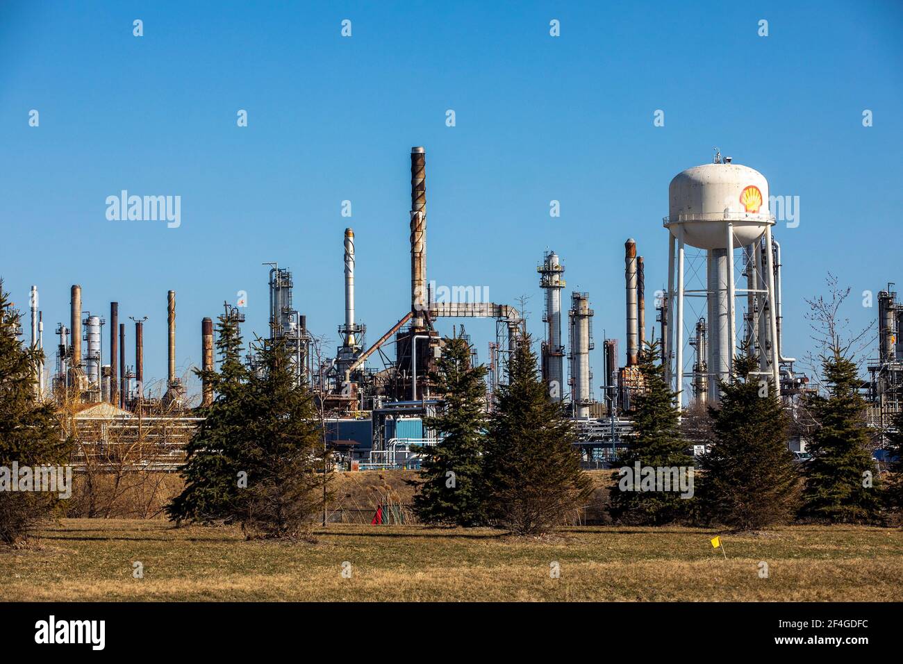 Shell refinery 2021 hi-res stock photography and images - Alamy
