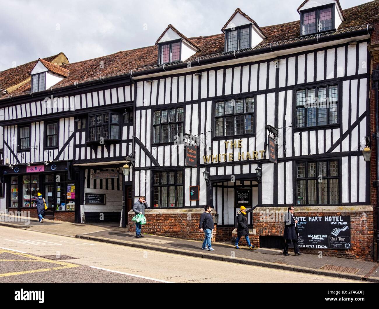 Tudor style inn High Resolution Stock Photography and Images - Alamy