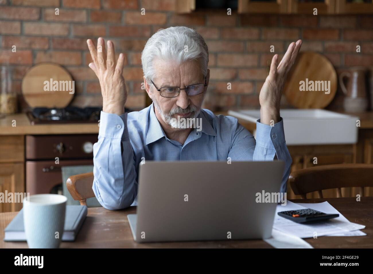 Looking at computer screen confused hi-res stock photography and images ...