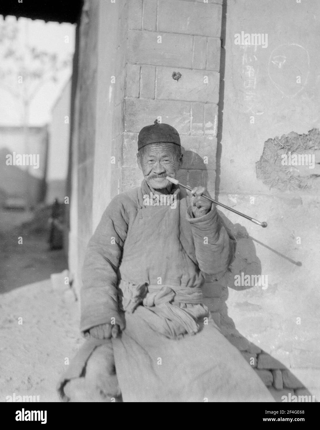 Old Man Smoking, China, Ding Xian (China), Dingzhou Shi (China), Hebei ...