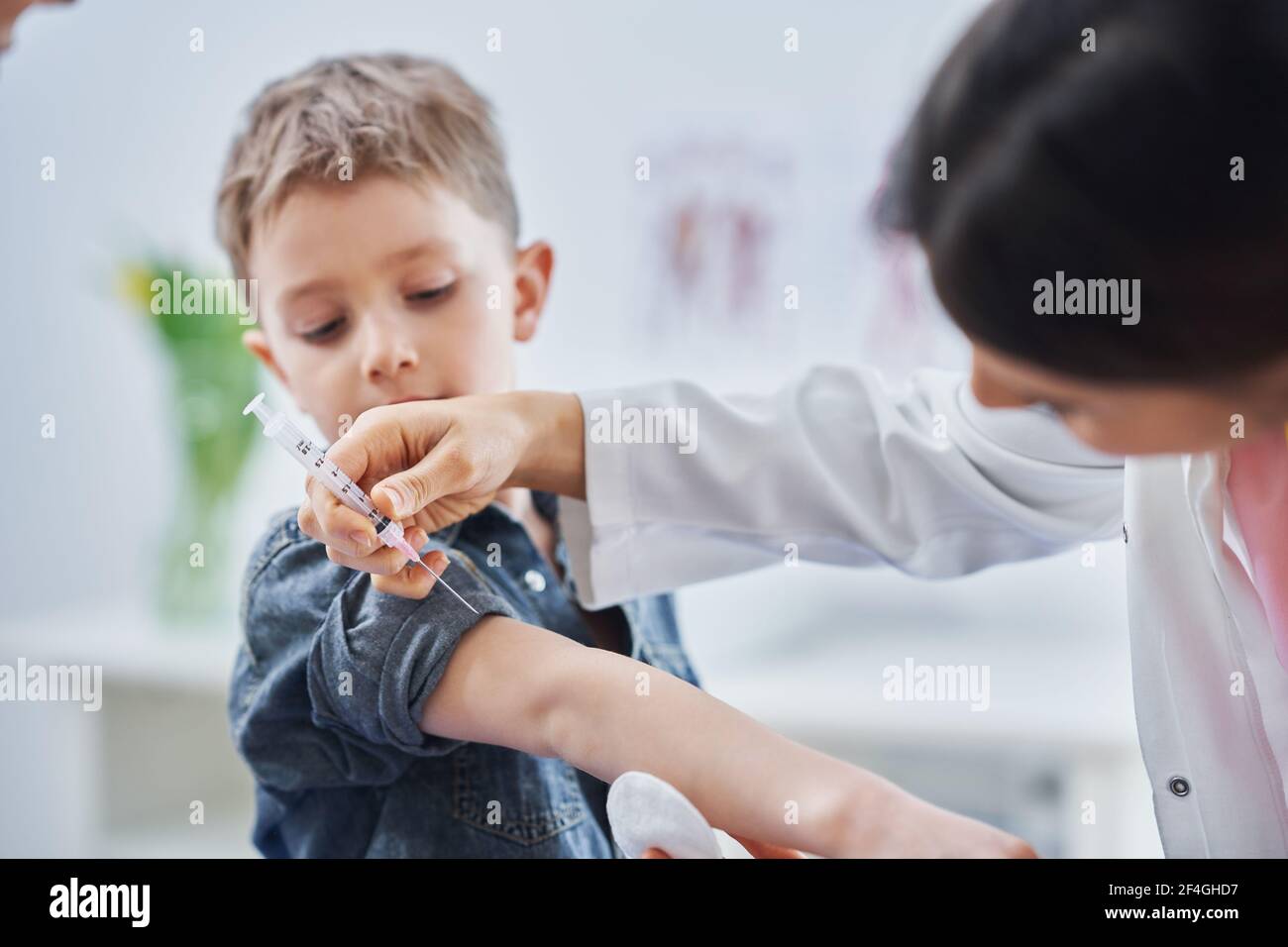 Little boy being vaccinated by pediatrician Stock Photo - Alamy