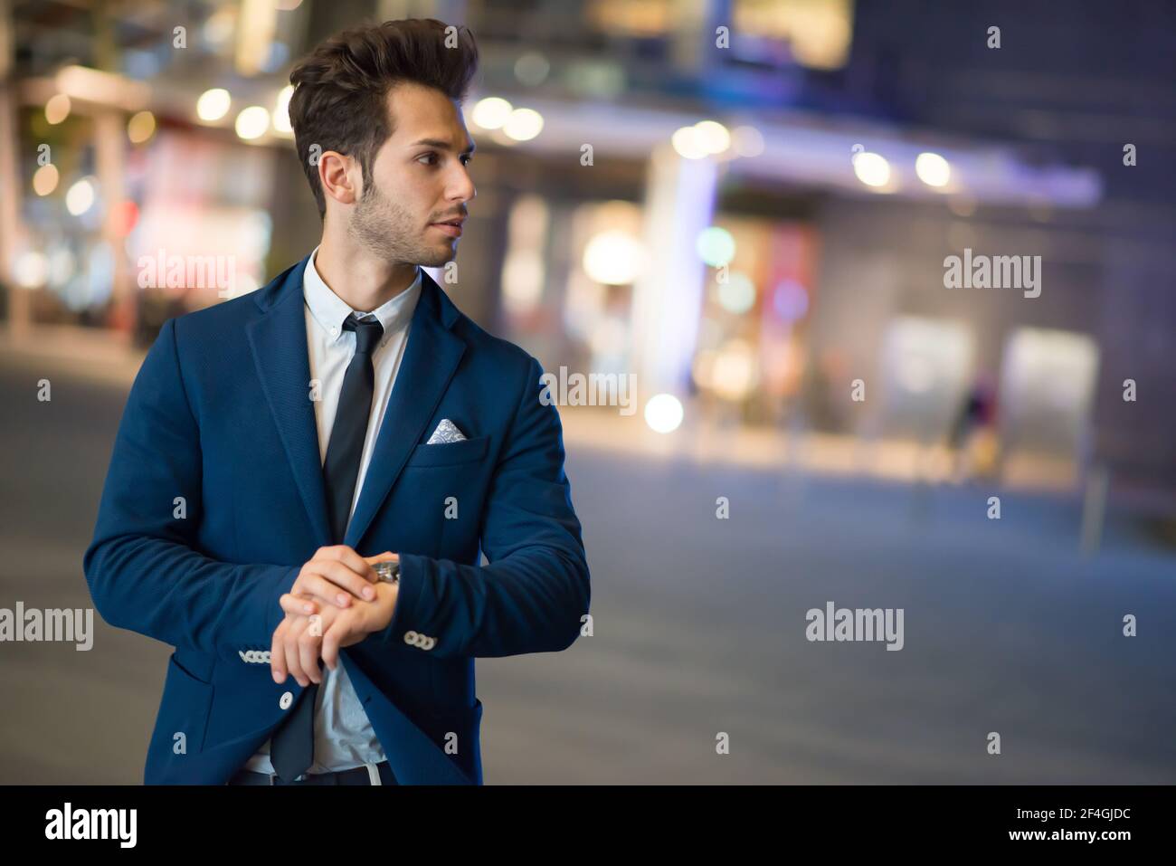 Man waiting for someone hi-res stock photography and images - Alamy