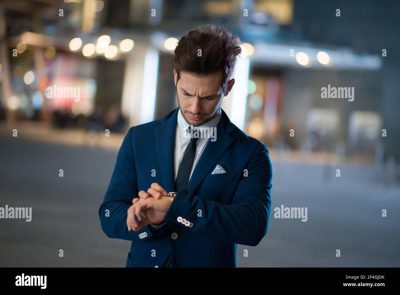 Man waiting for someone hi-res stock photography and images - Alamy