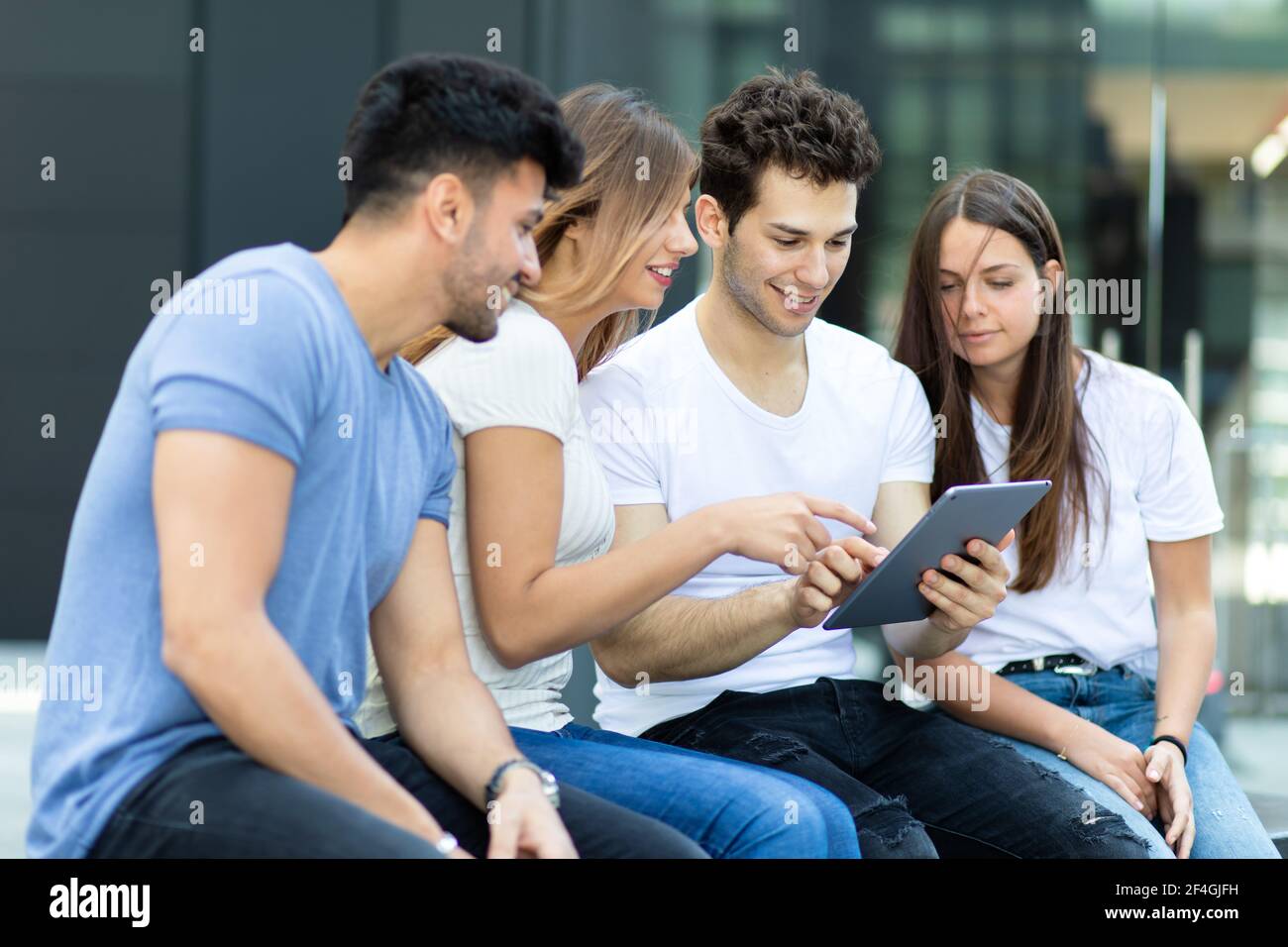 Friends looking computer table hi-res stock photography and images - Alamy