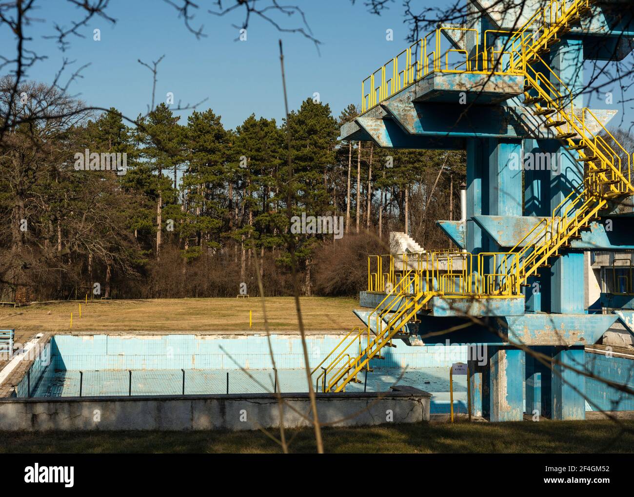 Disused swimming pool hi-res stock photography and images - Alamy