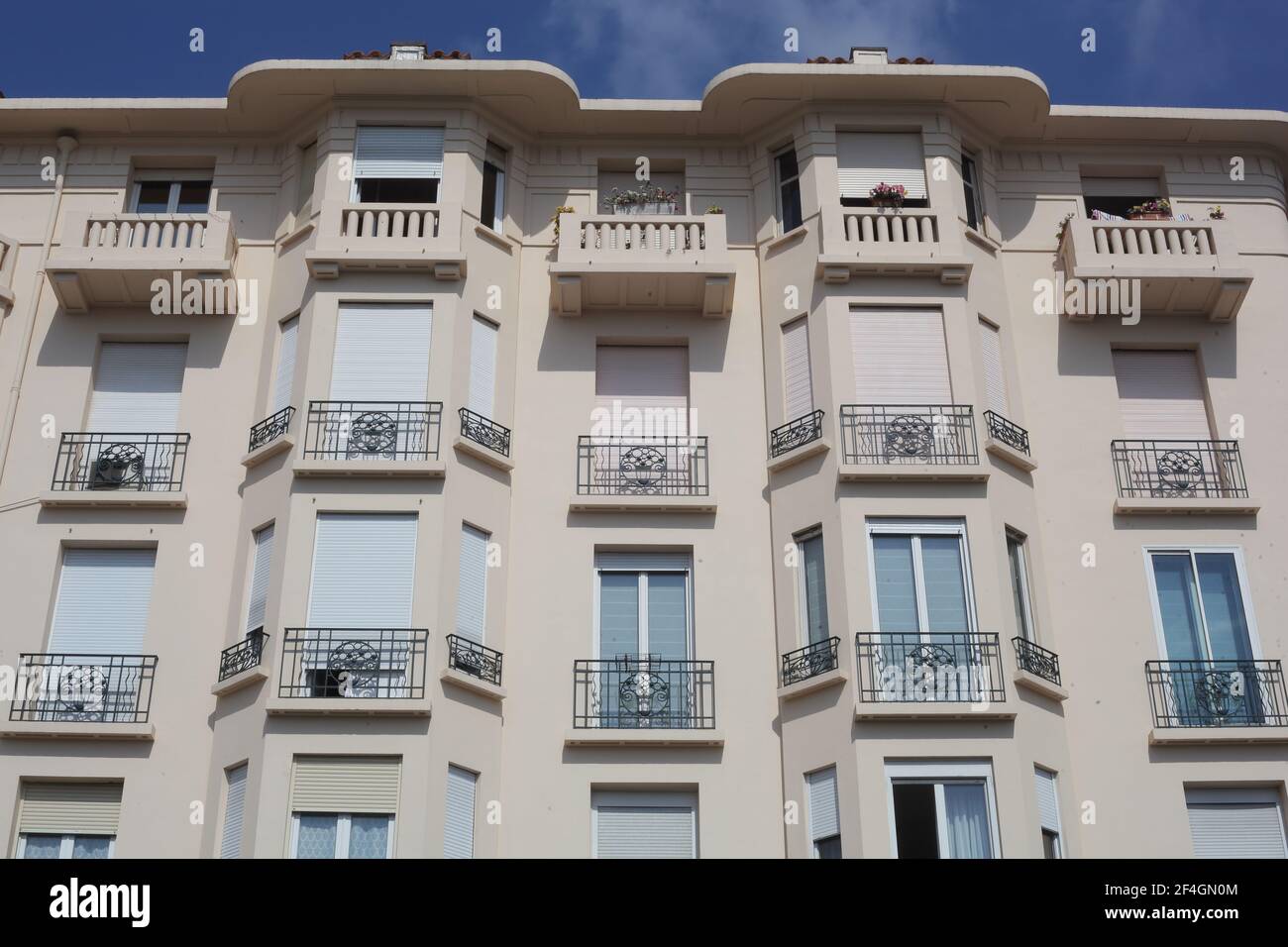 beige building in a city Stock Photo - Alamy