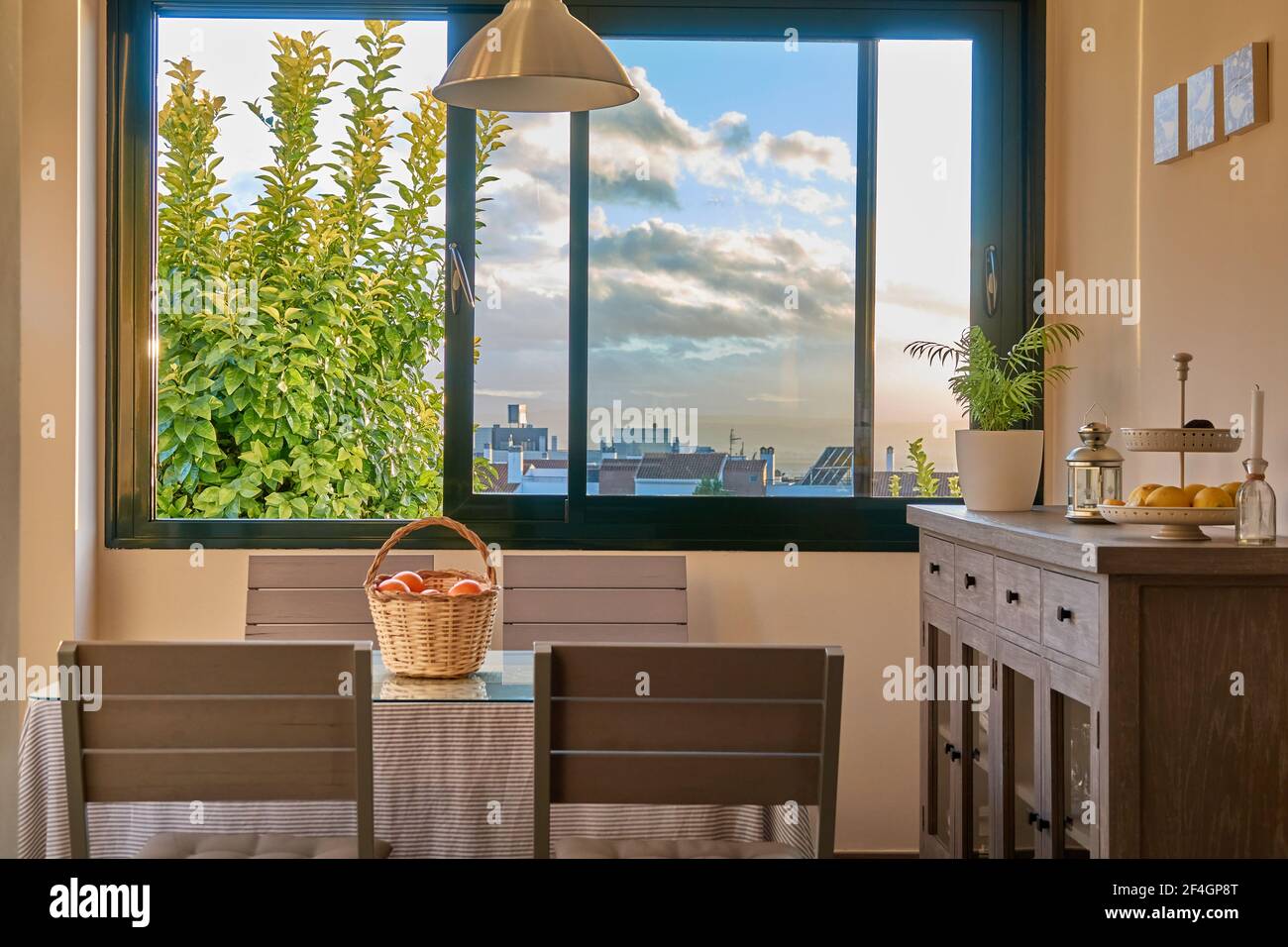 Kitchen with large windows hi-res stock photography and images - Alamy