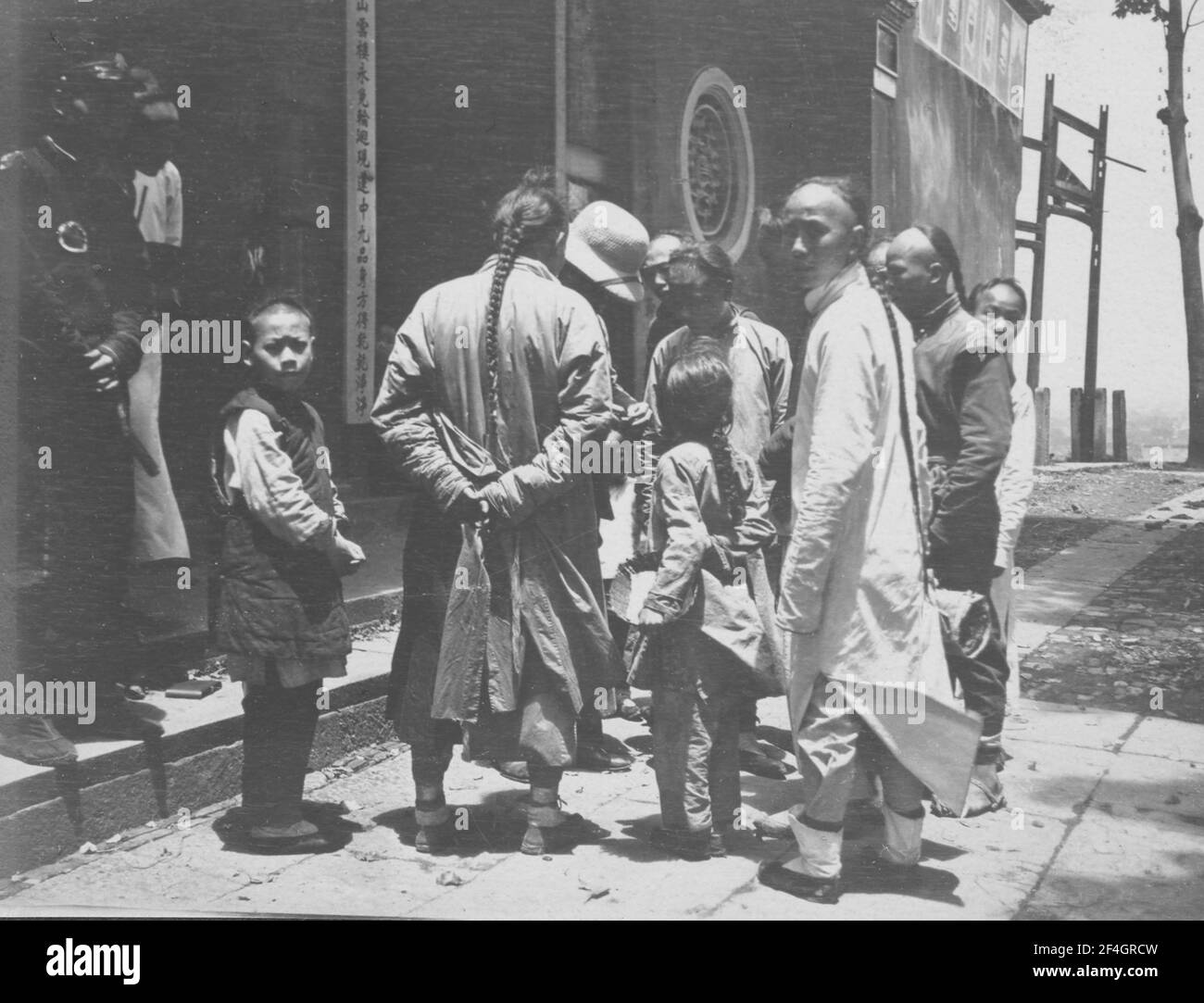 A group of curious Chinese around Gamble, China, Hangzhou (China ...