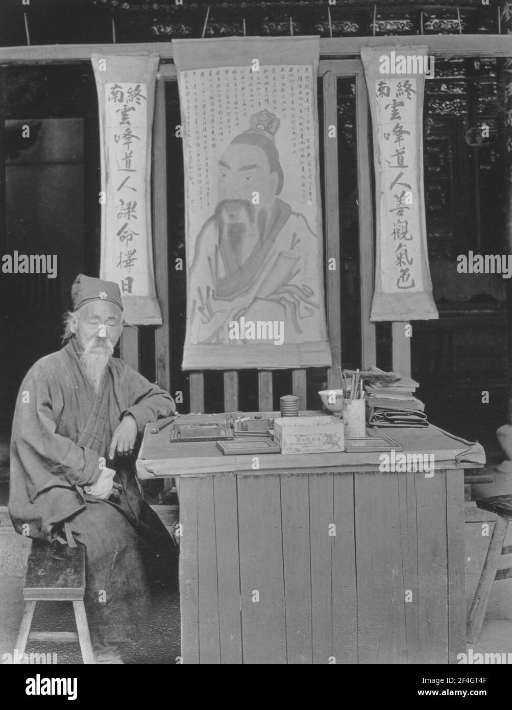 Chinese fortune teller Black and White Stock Photos & Images - Alamy