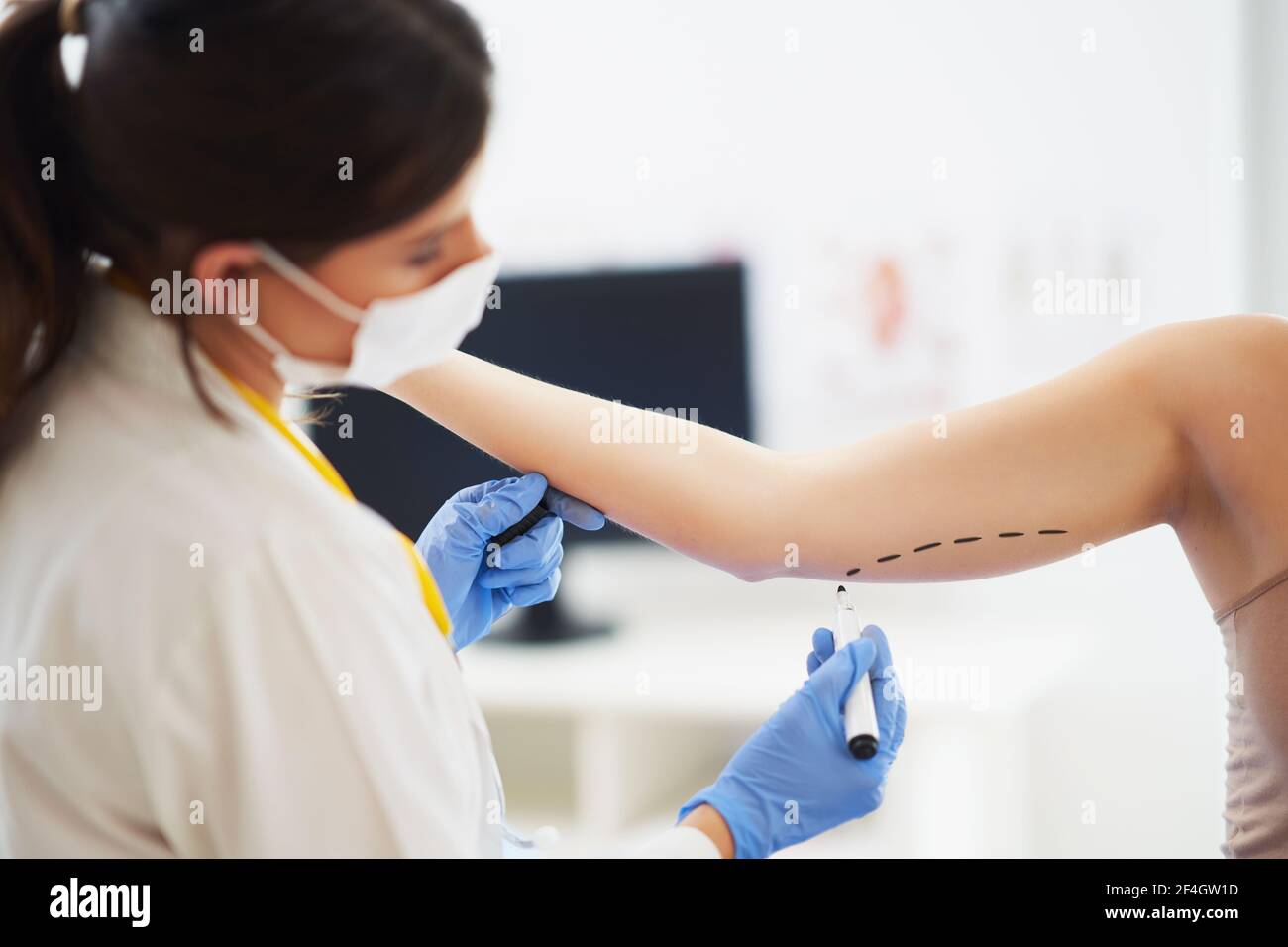 Consultant plastic surgeon hi-res stock photography and images - Alamy